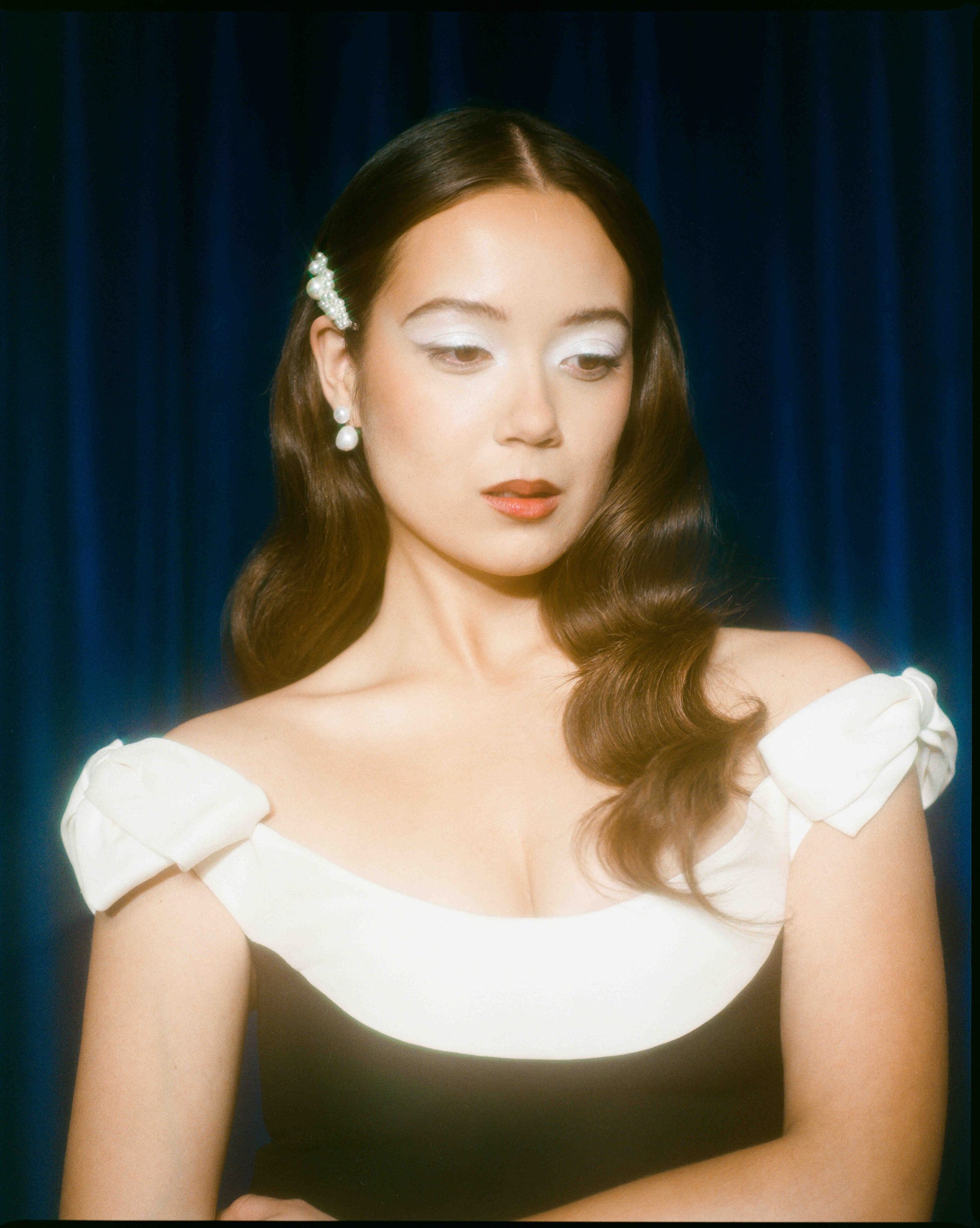 Jelang Tampil di Java Jazz, Laufey Rilis Album 'Bewitched: The Goddess ...